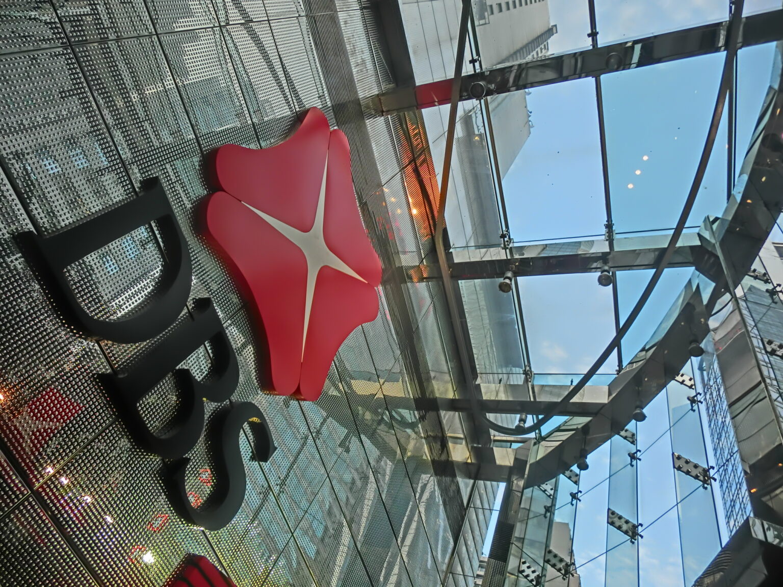 DBS set to prioritise technology resilience and expand fee income in ...
